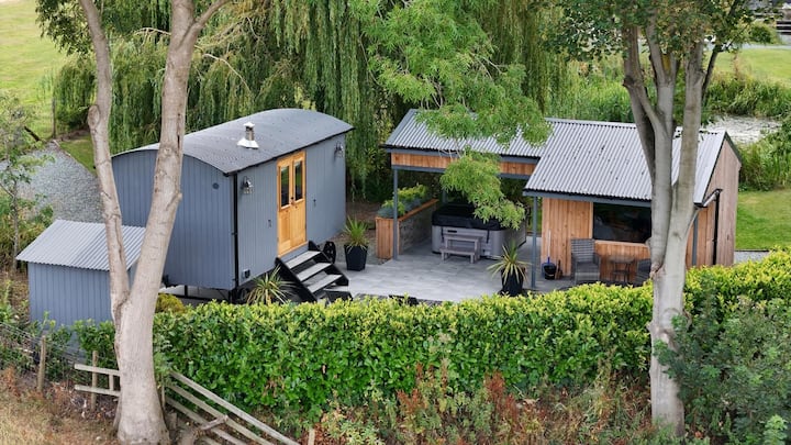 Luxury Shepherds Hut/covered Hot Tub/+garden Snug - North Wales