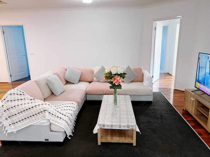 Great House In Central Location - Point Cook