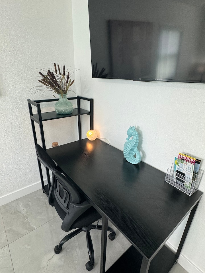 Inviting & Spacious Private Room, Smart Tv - West Palm Beach, FL