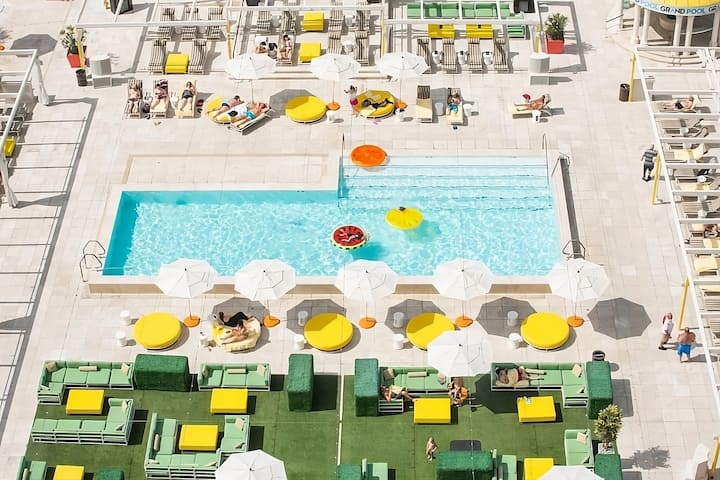 Convenient Stay In Sin City! 2 Stylish Units, Pool - Las Vegas