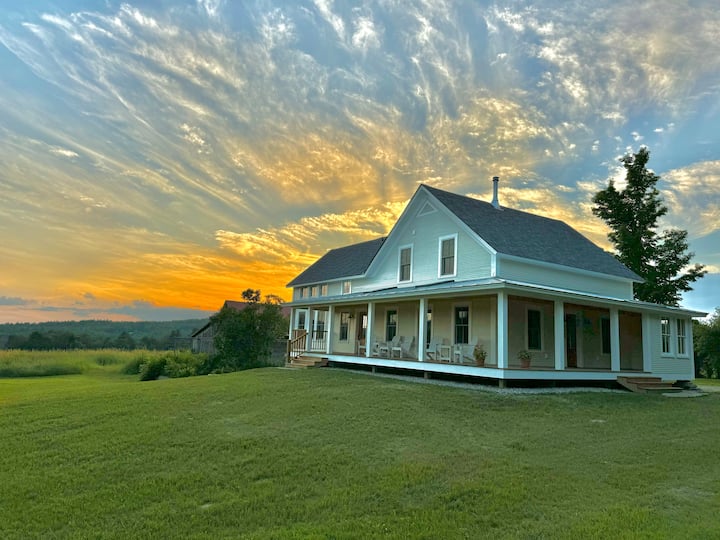 Boutique Vermont Friends Farmhouse Fully Remodeled - Middlebury, VT