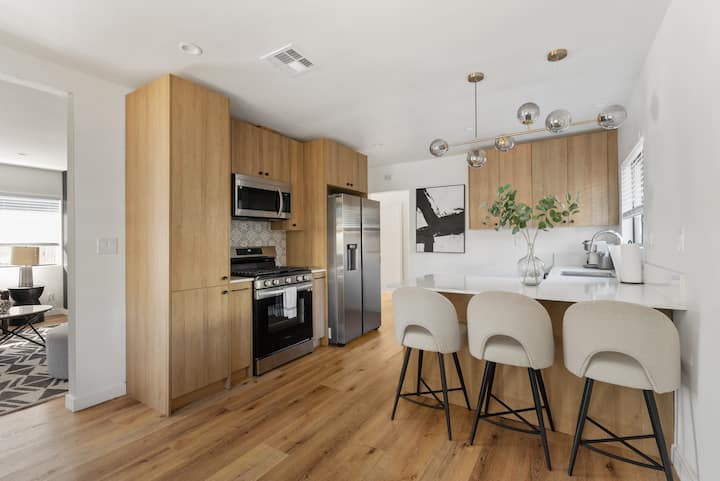 Quiet Monthly Rental Great For Working From Home - Pasadena, CA