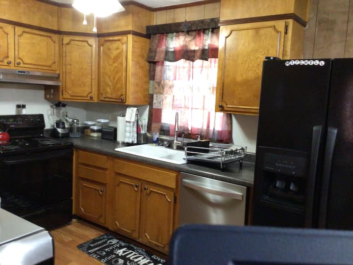 Cozy 4 Br Home Central To Downtown & Shopping Mall - Fayetteville, NC