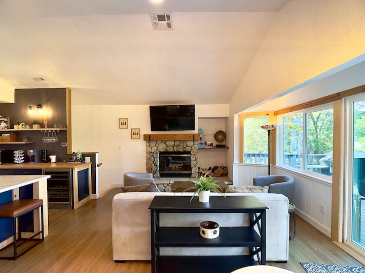 Crestline Hideaway - Lake Gregory Regional Park, Crestline