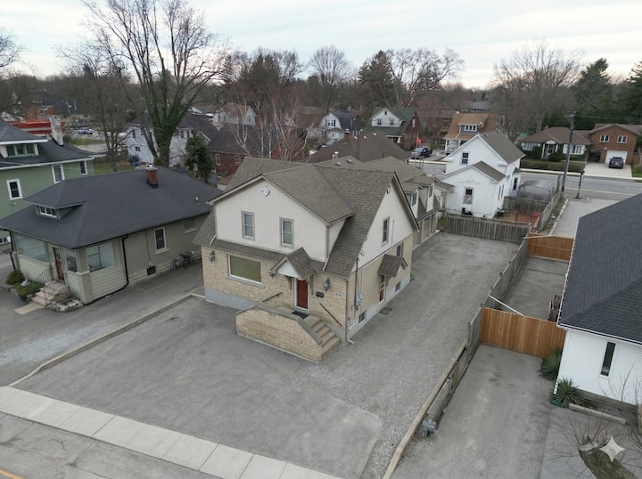Modern Centrally Located - Niagara Falls