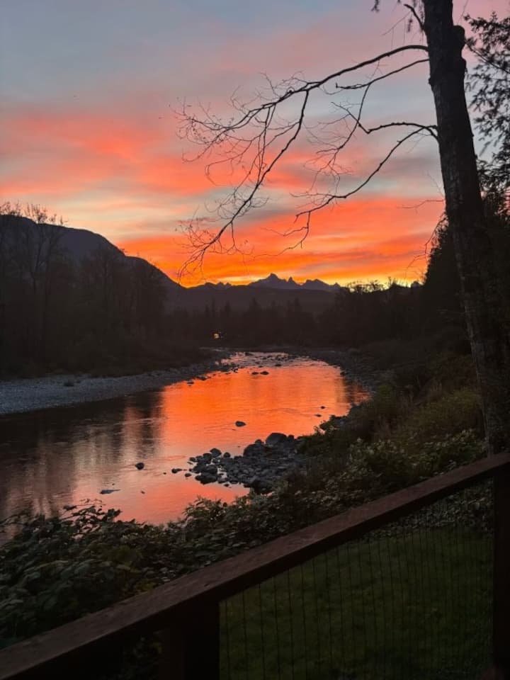 Serenity River Retreat - Gold Bar, WA