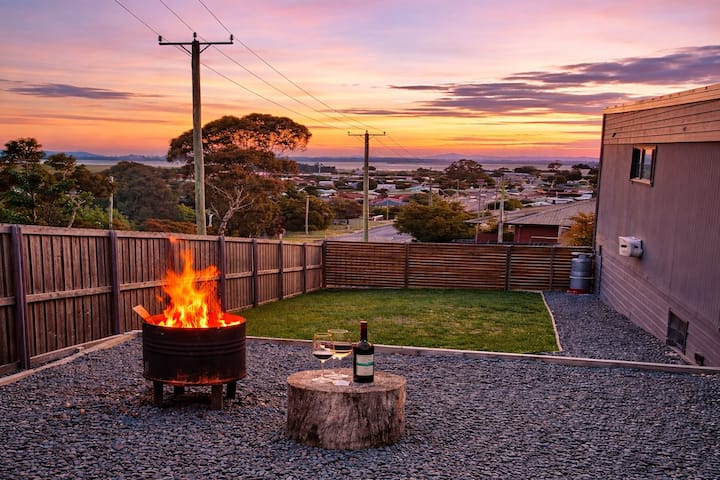 Hobart Family Retreat | 180° Bay Views Spa & Games - Hobart International Airport