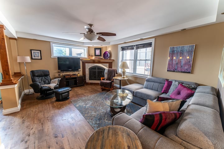 The Loft Inn Cornwall | 4br/3ba+rooftop Hot Tub - Cornwall, ON, Canada