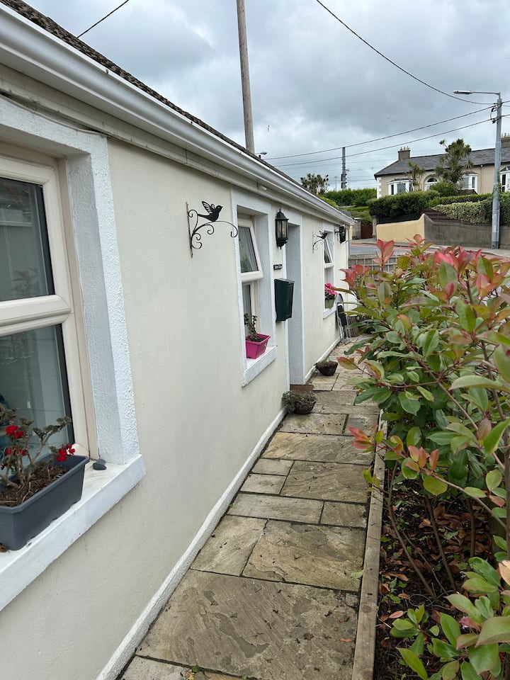 Traditional Cottage On Seafront - Bray