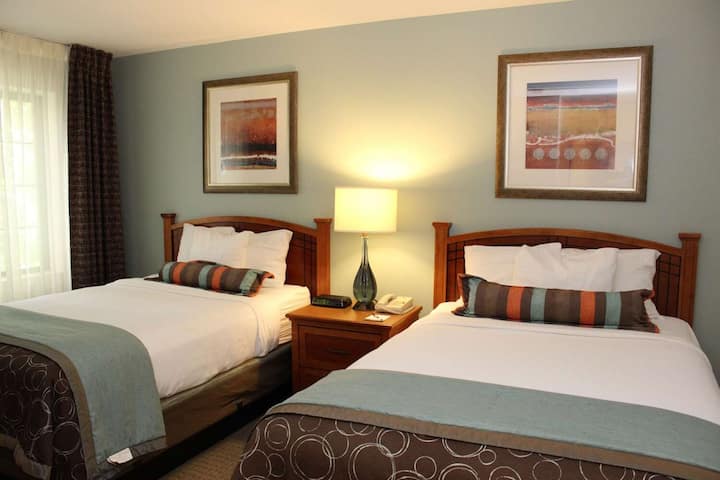 Vacation Is Calling! 2 Relaxing Units, Pool! - Portland, OR