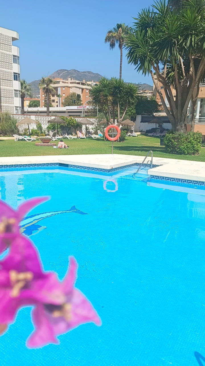 Cozy High-rise Studio: Sea Views & Garden Pool - Torremolinos