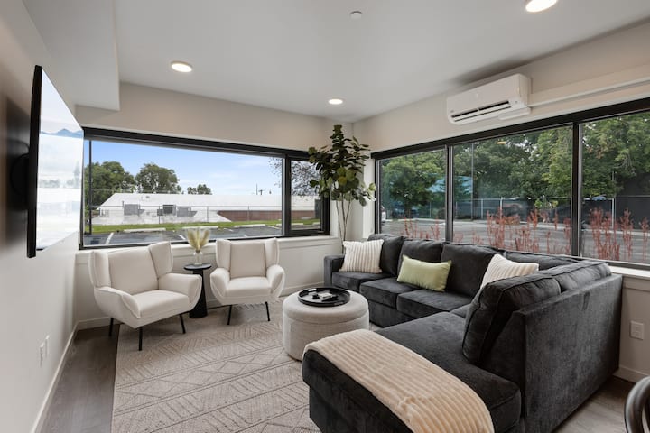 Lounge In Luxury - Spokane, WA