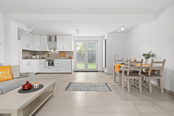 Luxury House With Garden - Warrington