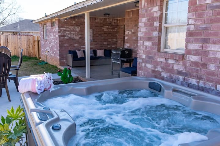 Henrietta Haus, Pet Friendly, Hot Tub, Fire Pit! - Fredericksburg, TX