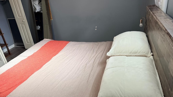 Private Basement Apartment - 새스커툰