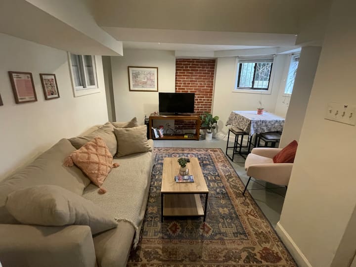 Charming & Spacious Apt In Historic Rowhouse - Washington D. C., DC