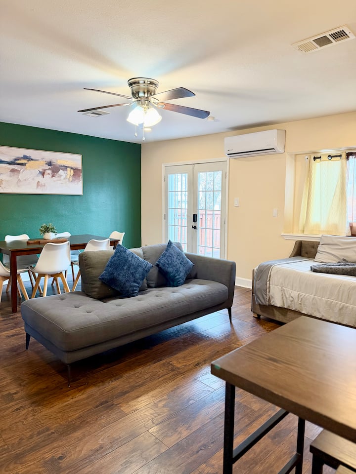 Emerald Suite | Near Uh & Downtown | Unit 2 - Houston, TX