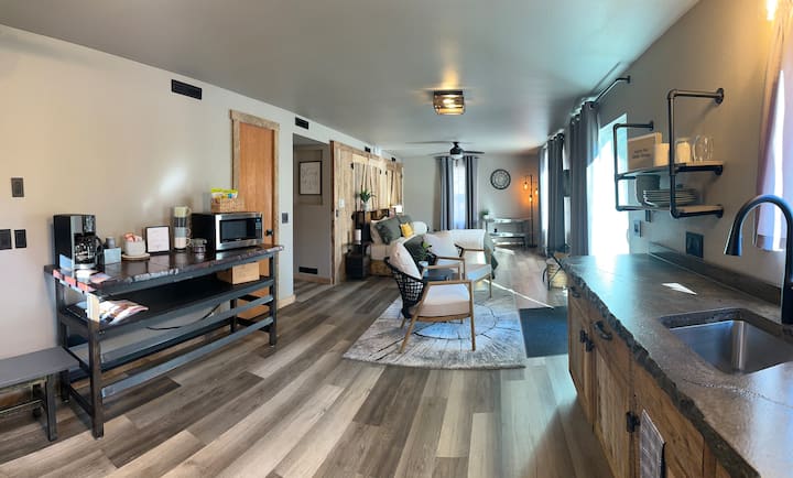 Rustic King Cottage @ Sandstone Rustic Retreat - Wisconsin Dells, WI