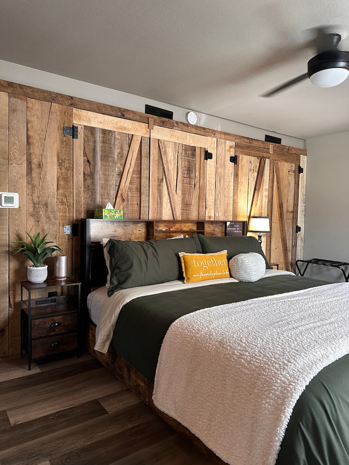 Rustic King Cottage @ Sandstone Rustic Retreat - Wisconsin Dells, WI