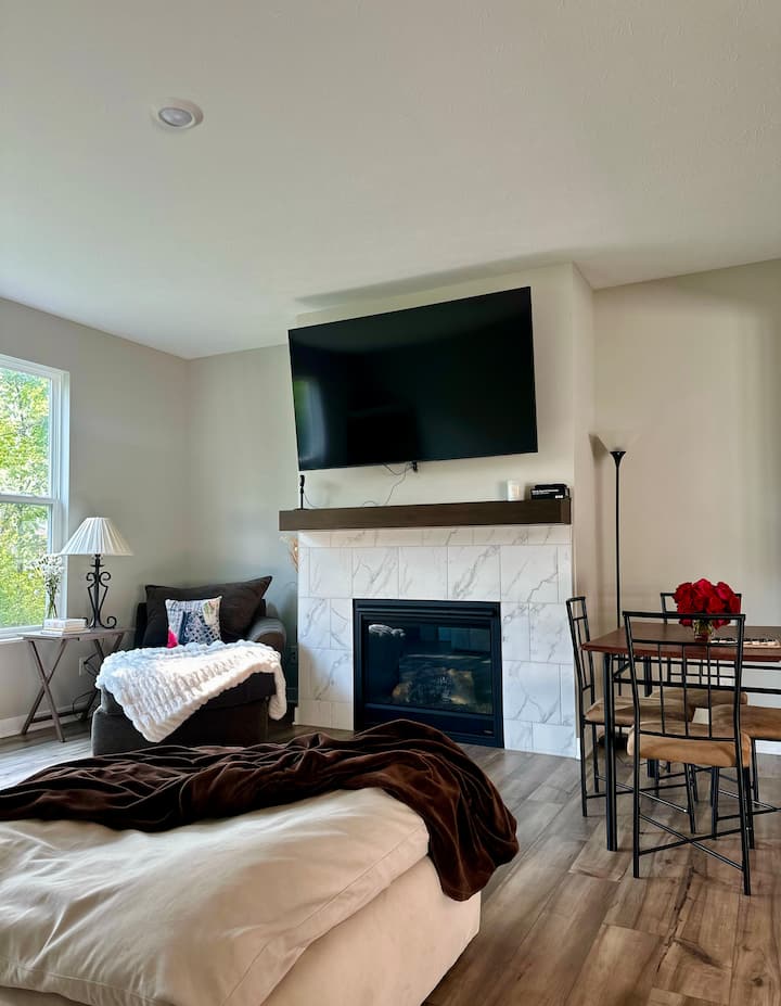 The White Oasis Suite: 10 Minutes From I-69 - Fishers, IN