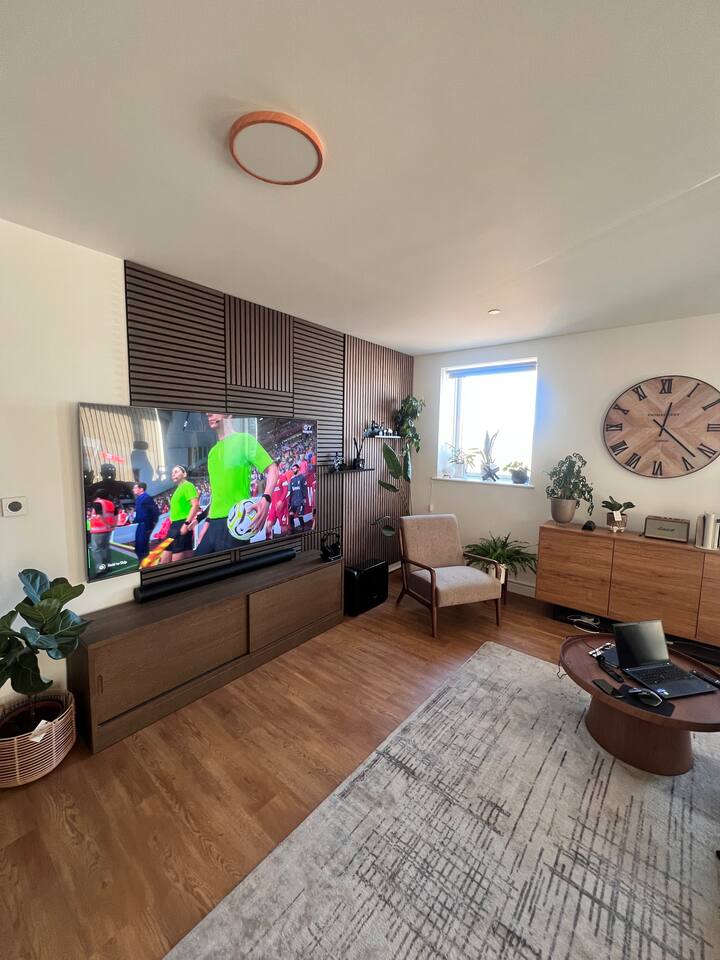Modern 2 Bedroom Apartment Near Train Station - Ilford
