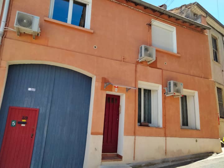Appartement Agréable, Dans Maison De Village, - Camargue