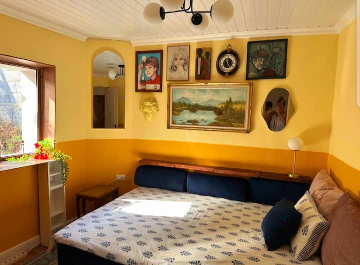 The Vinehouse Old Town | 2bdr, Yard & Castle View - Veliko Tarnovo