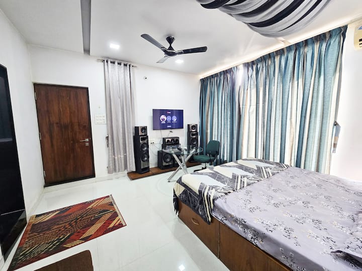 Luxurious 1 Bedroom Penthouse, Couple Friendly - Belagavi
