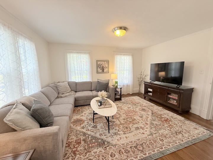 Prime West Hartford Center Location: Historic Gem - 하트퍼드