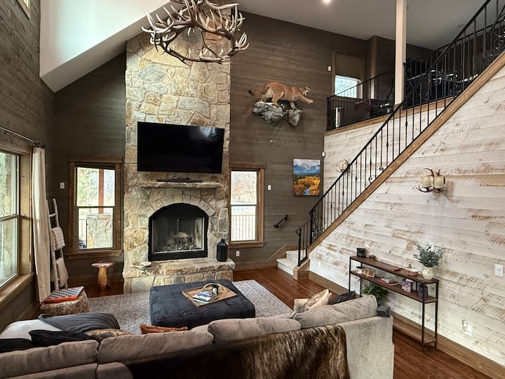 Riverfront Luxury Cabin With Pond And Hot Tub - Hamilton, MT