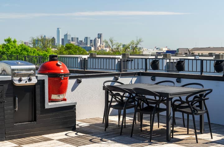 Bishop Arts Banksy-inspired Townhome+ Rooftop - Dallas, TX