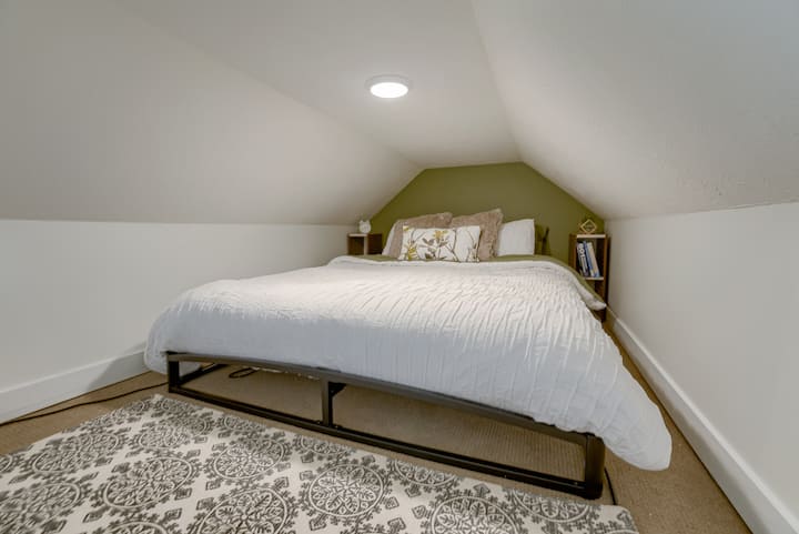 Cozy Cottage, Convenient Spot! - Omaha, NE