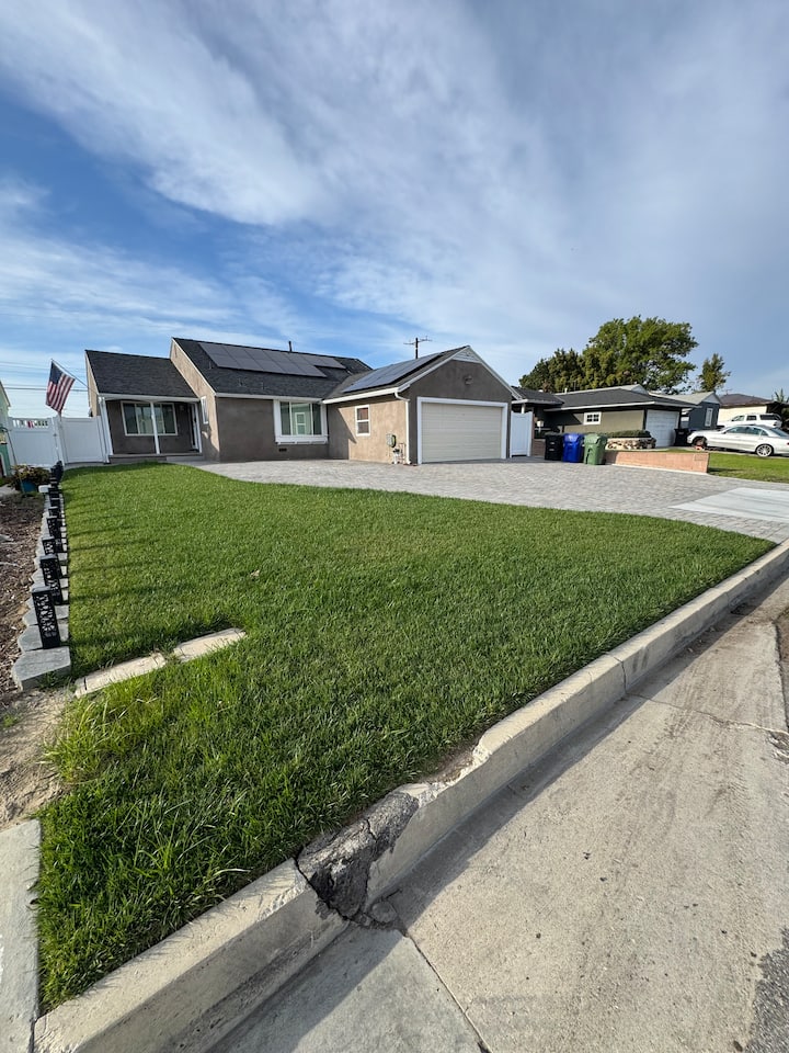 Home In Whittier
3 Bed 2 Bath 20 Min To Disneyland - Buena Park, CA