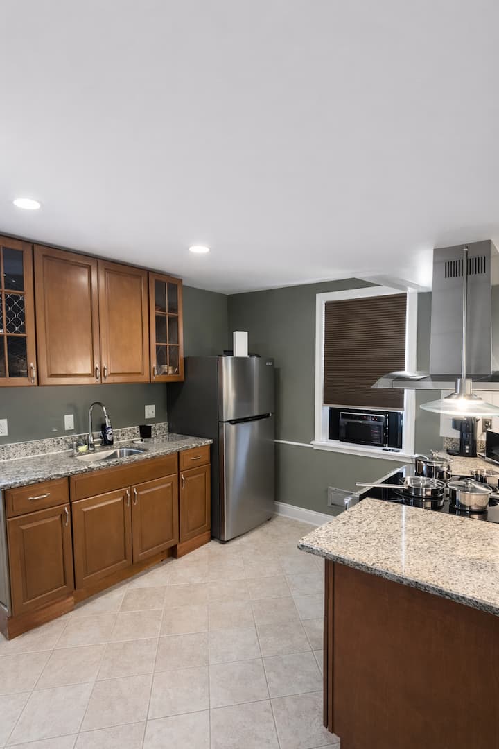 Spacious 2br Near Transit | Work - Friendly Stay P - Chester, PA