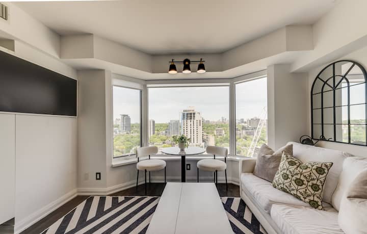 Yorkville 2br 2bth Suite W View & Office - Toronto, ON