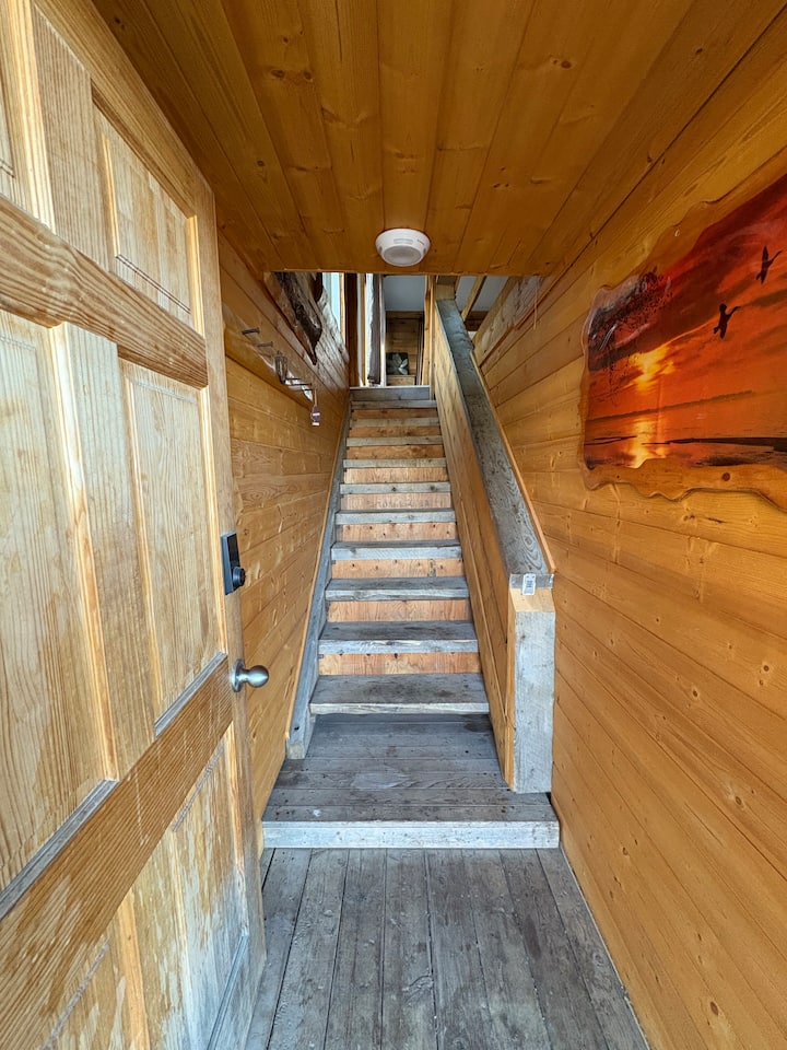 The Knotty Pine - Lower East Suite - Hinton, AB, Canada