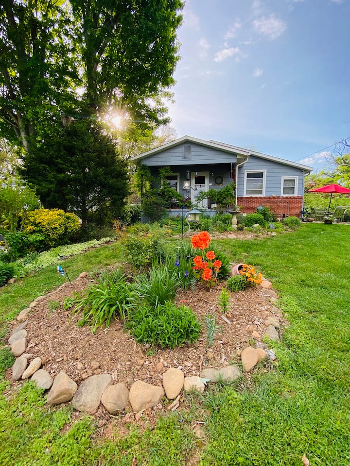 Downtown Weaverville Artist Cottage - Weaverville, NC