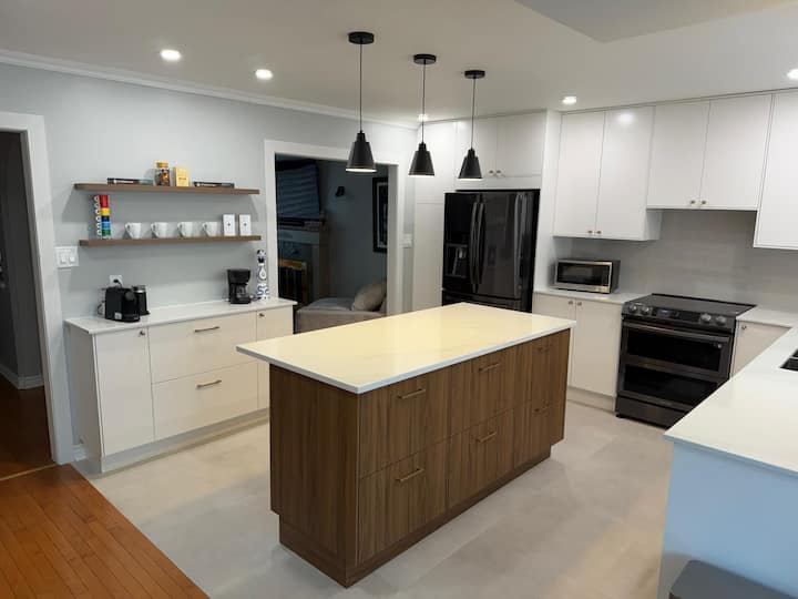 Beautiful 4 Bedroom Home - Pointe-Claire