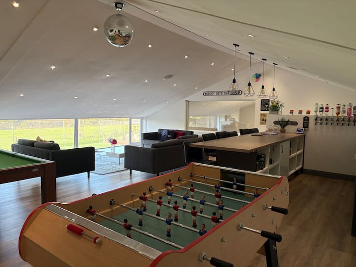 Spacious Essex Barn: Cinema, Bar & Tennis Court - Burnham-on-Crouch