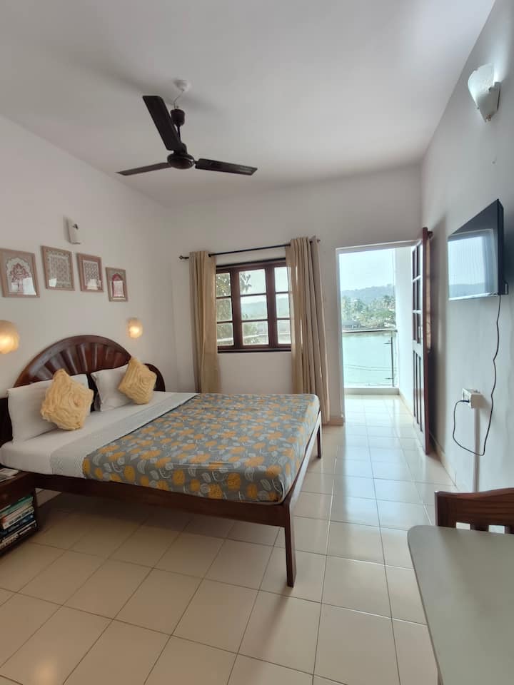 Lake View Peaceful Resort Apartment With Kitchen - Goa