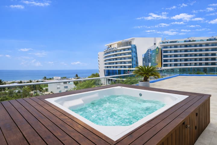 Unwind With Rooftop Jacuzzi Steps From The Beach - Cartagena