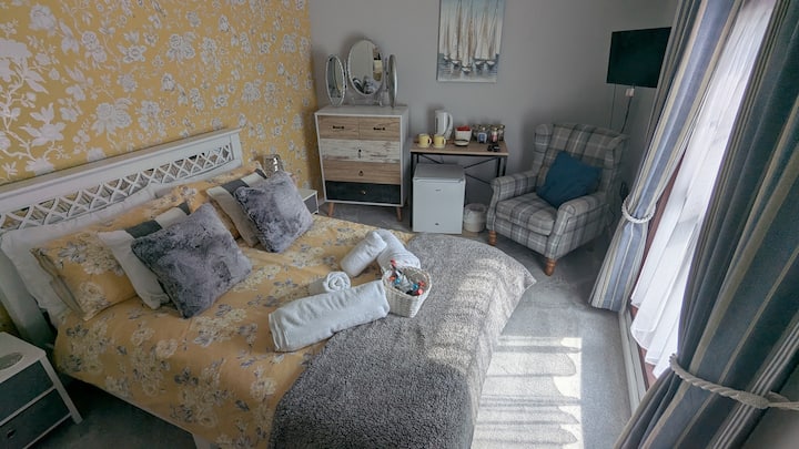 Room In Bright & Cosy Cottage With Free Parking. - Isle of Wight