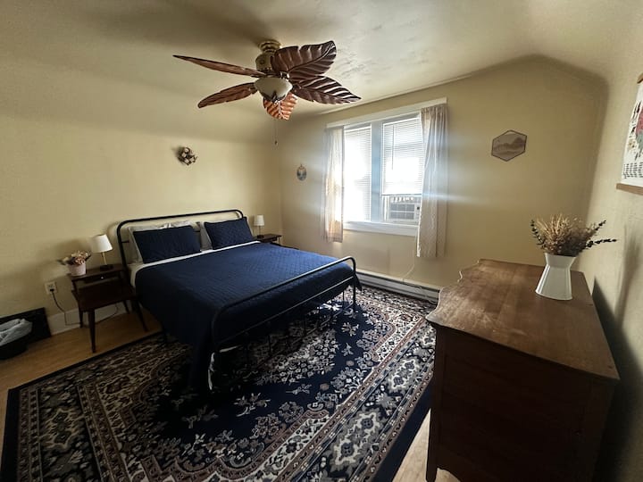 Lovely 2 Bedroom Upper Near Downtown - Shalom Wildlife Zoo, West Bend
