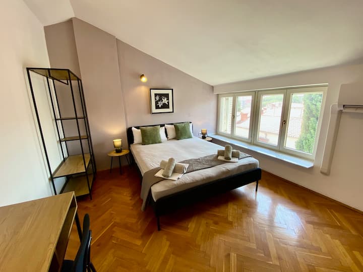 Top Floor 2-bed, New Kitchen & Bathroom Near Arena - Pula