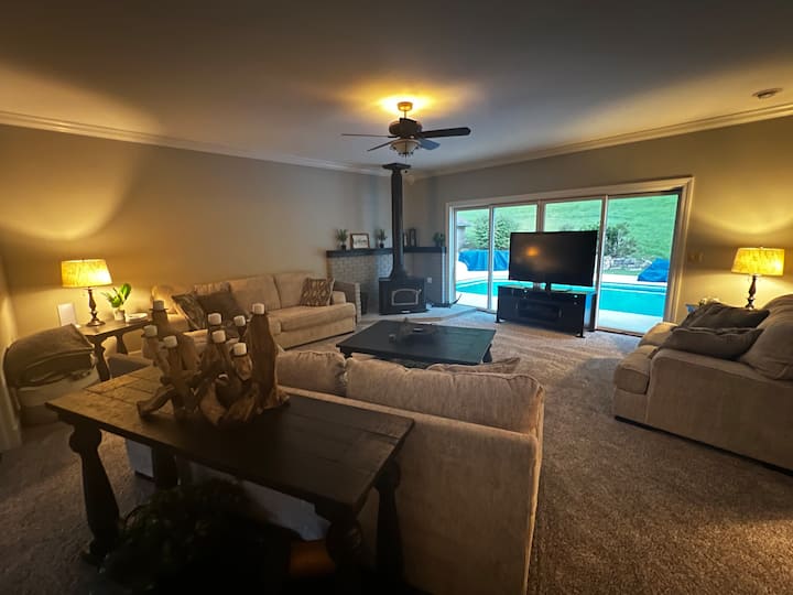 Harlan Hideaway - Pool/hot Tub/theater/game Room - Ages, KY