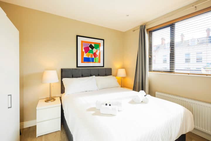 The Klimt-1 Bd Stylish Ap (Gold Short Term Stays) - Belfast
