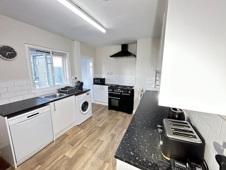Down Ampney Cottage, Sleeps 7 - Cirencester