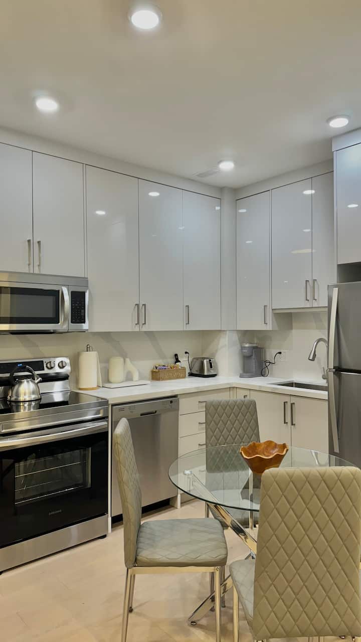 Bright Escape-2 Bdrm Apartment - Toronto
