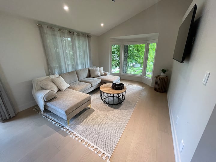 Lux Waterfront Home - Hot Tub & Sauna - Renfrew