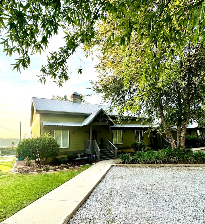 Lounging At Lake Tuscaloosa 
Recently Updated! - Tuscaloosa, AL